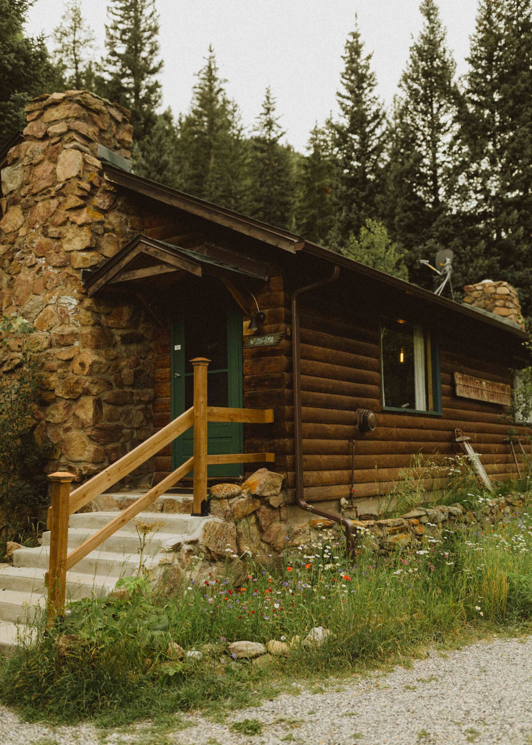 Flying Moon Cabins Elopement | Lillian + Andrew - meganschukei.com