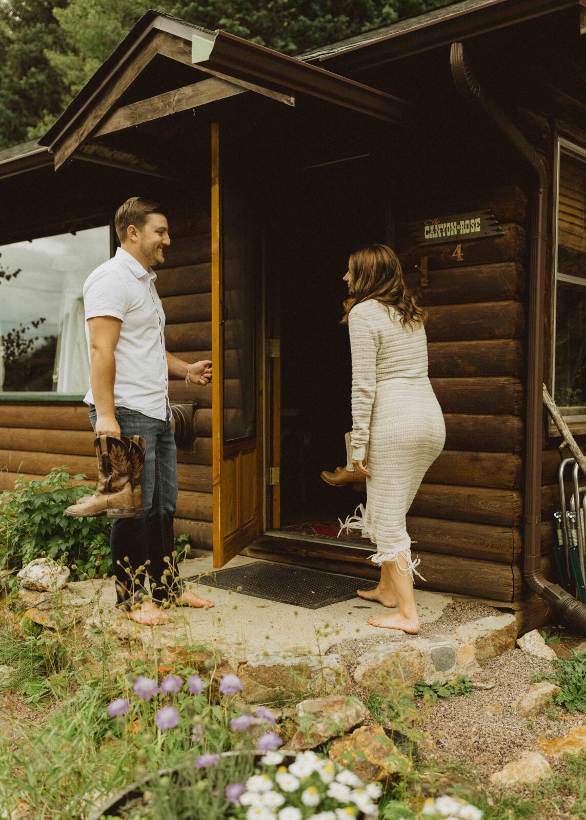 Flying Moon Cabins Elopement | Lillian + Andrew - meganschukei.com