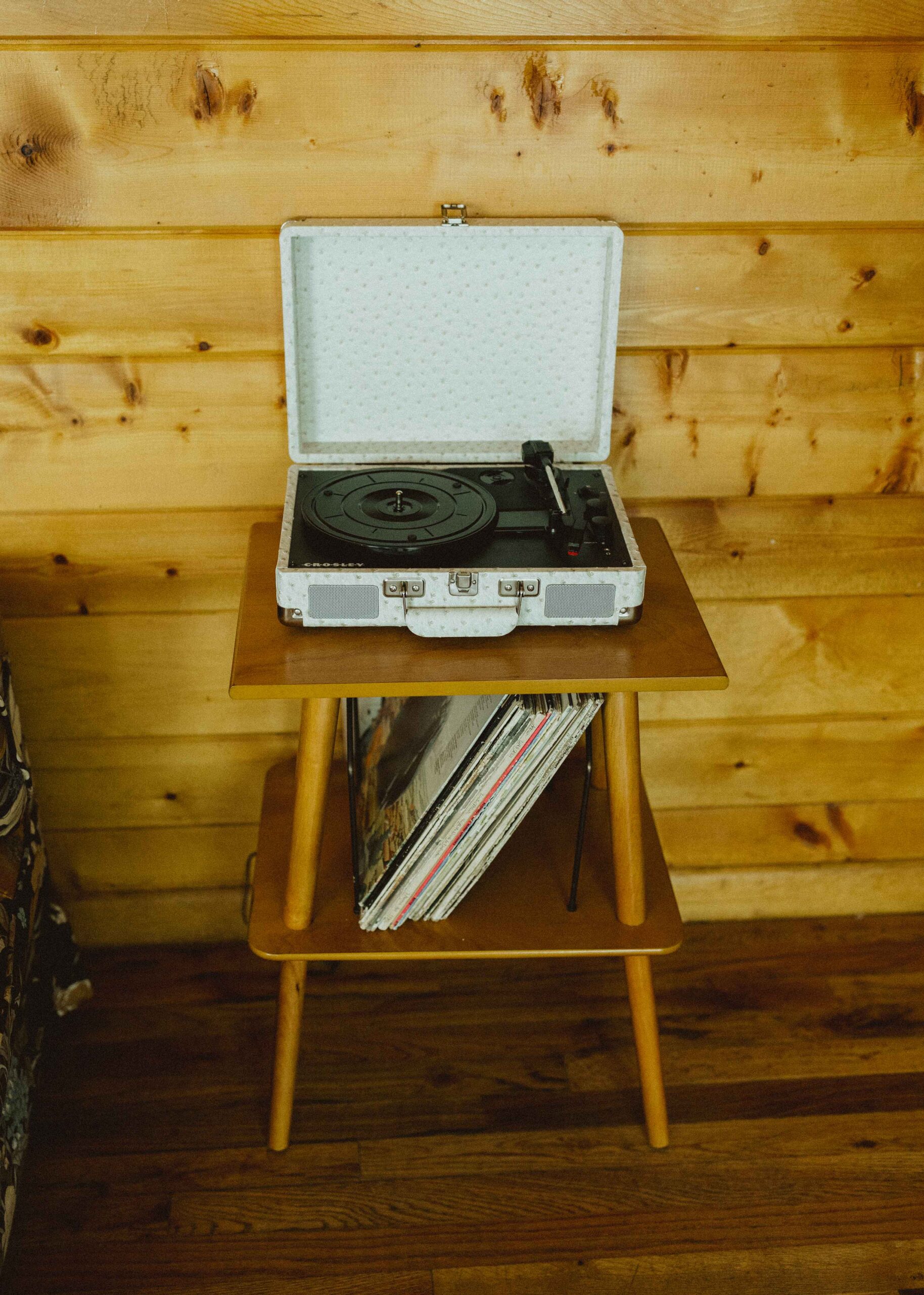 Flying Moon Cabins Elopement | Lillian + Andrew - meganschukei.com