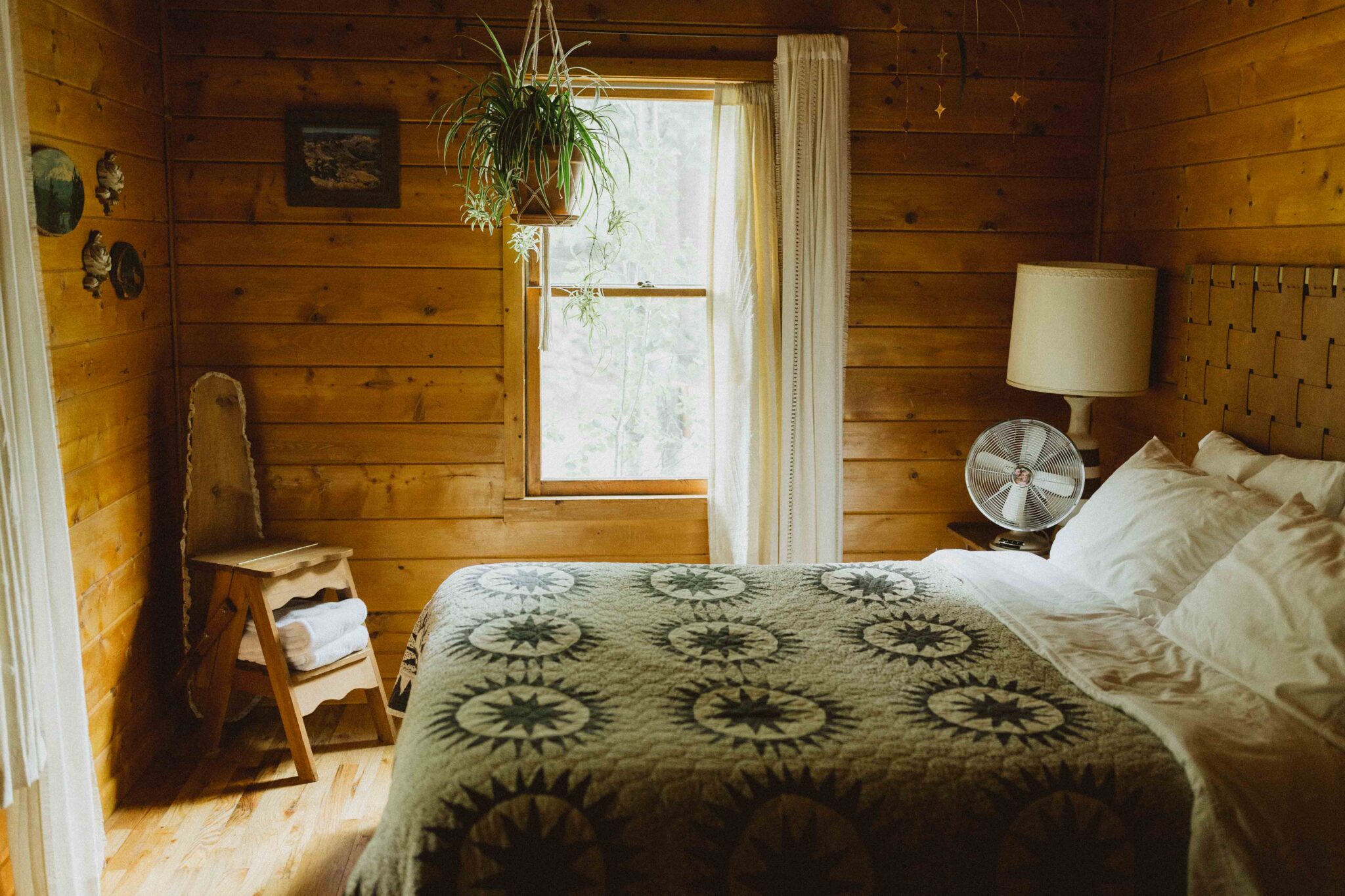 Flying Moon Cabins Elopement | Lillian + Andrew - meganschukei.com